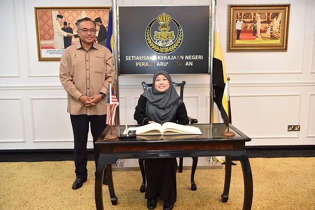 Kunjungan Hormat Pengarah Tabung Haji Negeri Perak Ke Atas YB SUK Perak ...